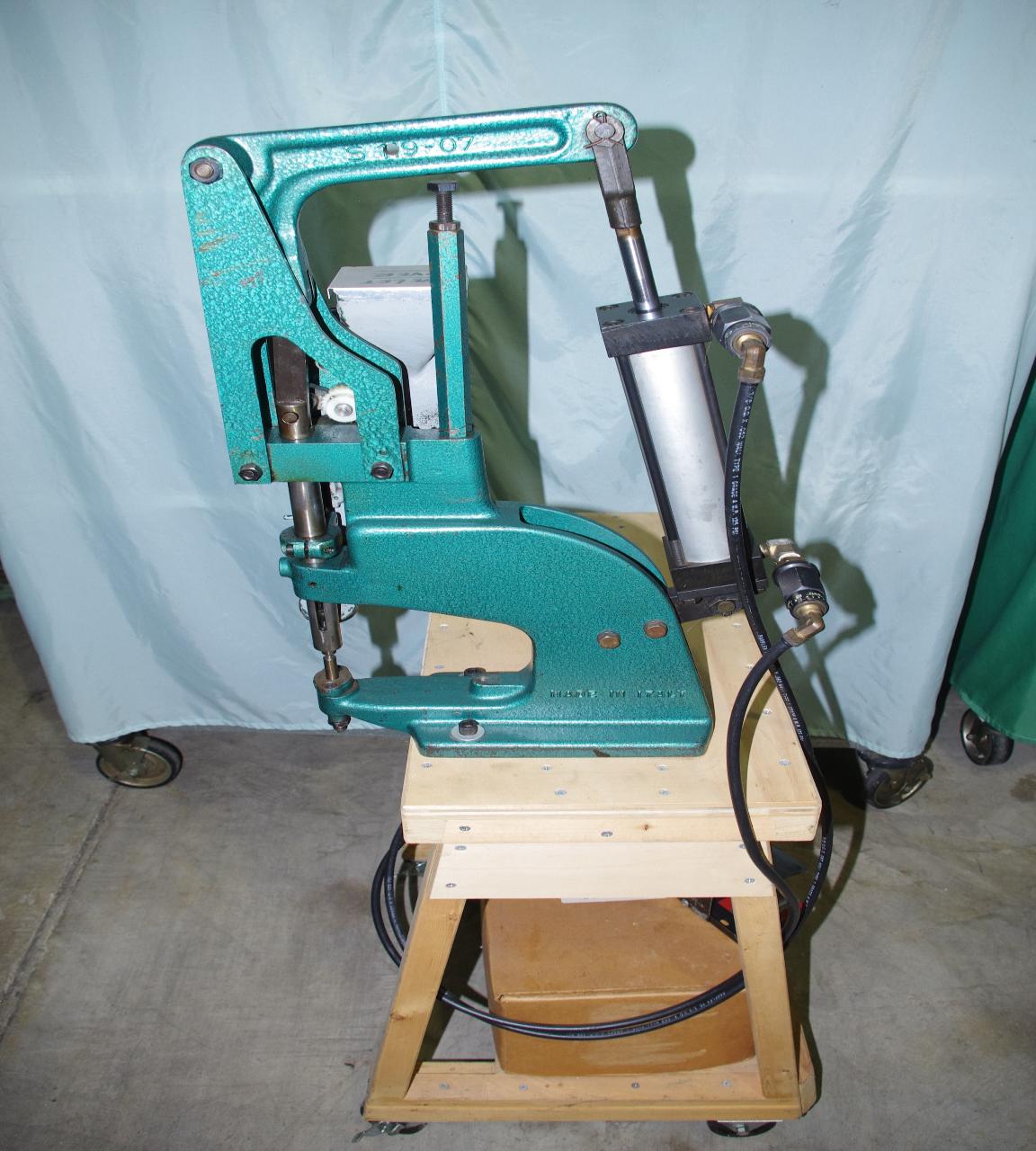 Lot #22: United Shoe Machinery Corp Model 261 Eyeleter 192 with Wood ...